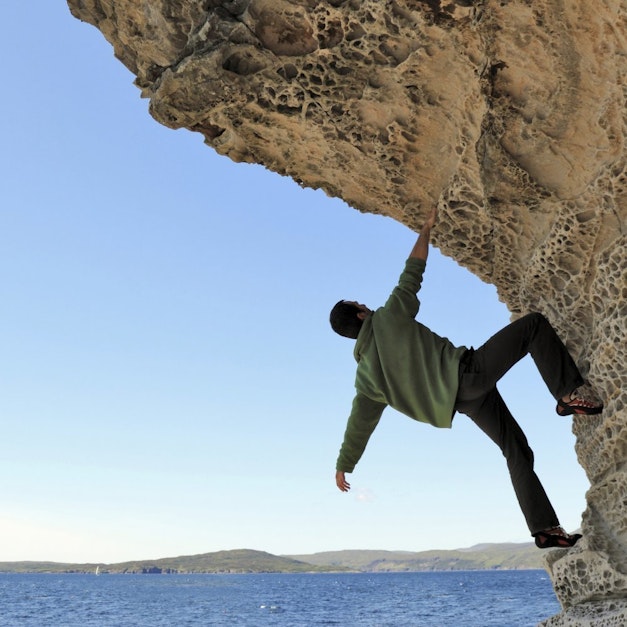 Managing Overconfident People - Controlling the Effects of Overconfidence